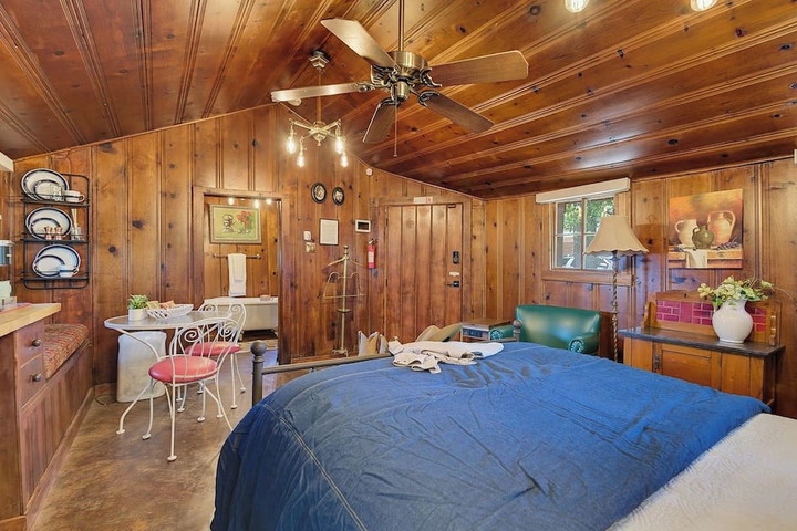 Papaws Cabin  (A Hand-built 1930s Log Cabin) - Abilene, TX