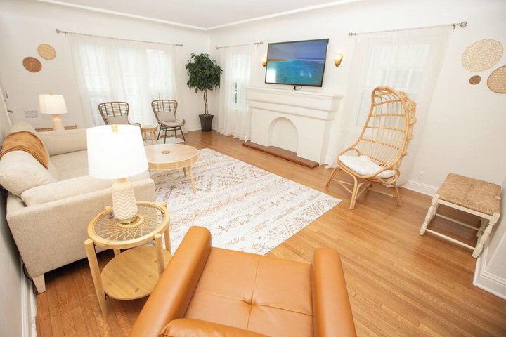3 Bedroom Luxury Beach House W/ Parking - Walk To Beach - Bellflower, CA