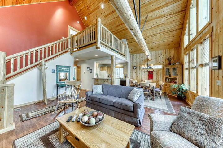Charming Resort Home With Fireplace, Deck, Gas Grill, And Gas Stone Fireplace - Oregon