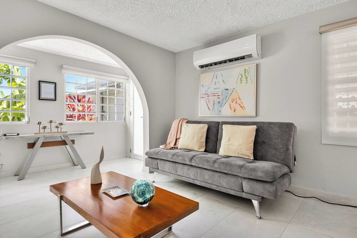 Beautiful, Remodeled. Water Cistern,solar Panels, Jacuzzi,only 7 Min To Airport - Puerto Rico