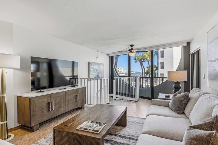 Three-bedroom, Two-bath Condo At Anglers Cove. Partial View Of Water And Pool. - マルコ・アイランド, FL