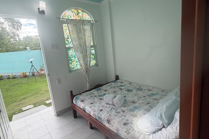 Couples Getaway With A.c./ Wifi/ Karaoke And Complimentary Water & Coffee - San Remigio