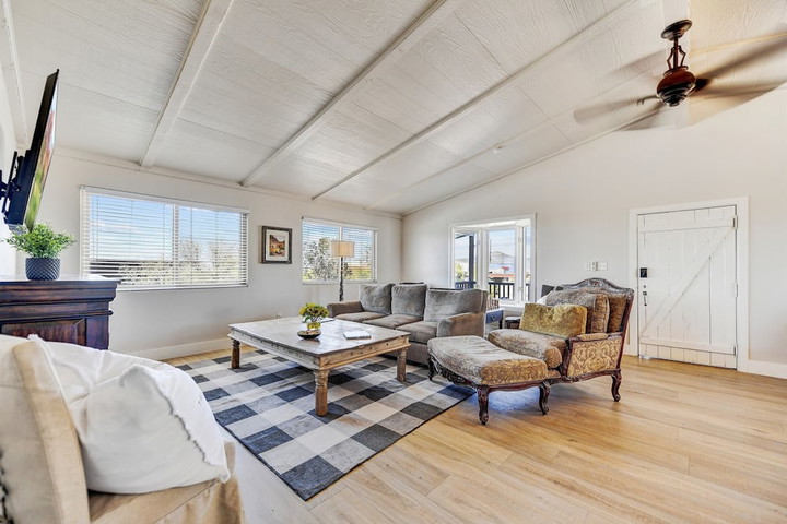 Tastefully Remodeled Large Balcony With Views - Carefree, AZ