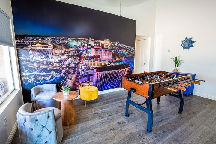 Spacious Vegas Home Retreat -Ideal For Families & Groups. Pets Welcome! - North Las Vegas, NV