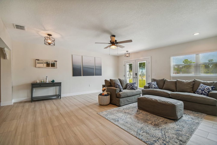 Tarpon Springs 4br Pool Home  Near Sunset Beach  Sleeps 10 - Dunedin, FL