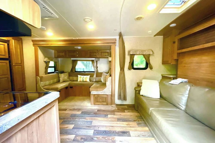 Surprisingly Comfy Rv With Everything You Need - Jacksonville, FL