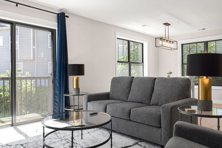 Luxury Modern Condo Near Notre Dame 2bd| 2ba - Mishawaka, IN