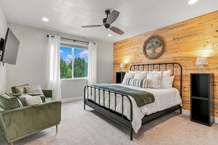Welcome To Daybreak Mountain Retreat! Gather Your Family & Friends In Our Spacious Mountain Home Surrounded By Incredible Southern Utah Views. Sleeps 16 (+6 Studio) With Room To Relax, Reconnect & Adventurejust 15 Minutes From Zions East Entrance. - Utah