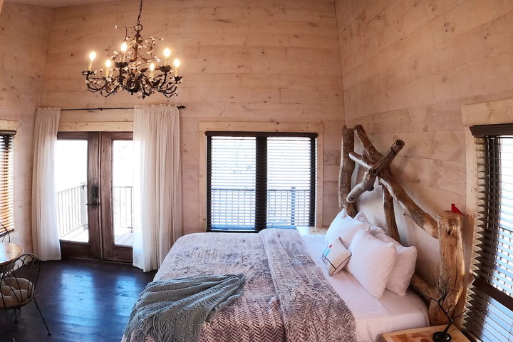 The Riverbirch Treehouse-close To Town Yet Steps Away From Total Wilderness - Springfield, MO