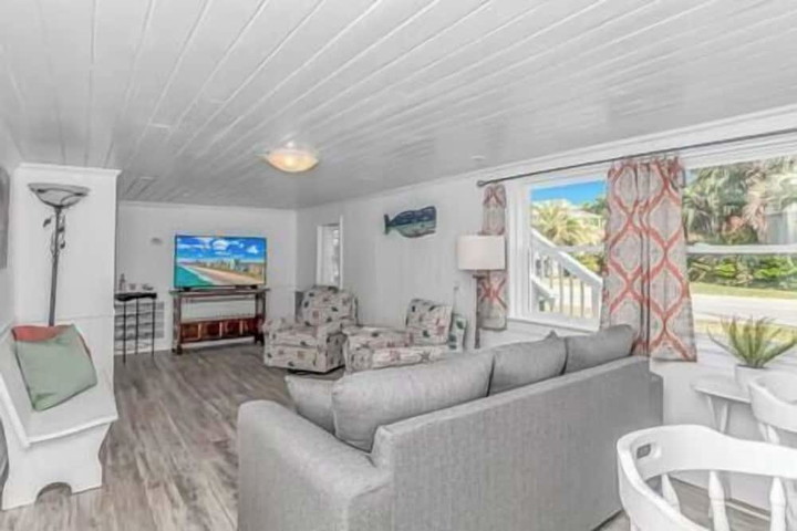 3 Blocks To Beach + Free Golf Cart | Sleeps 10 - North Myrtle Beach, SC