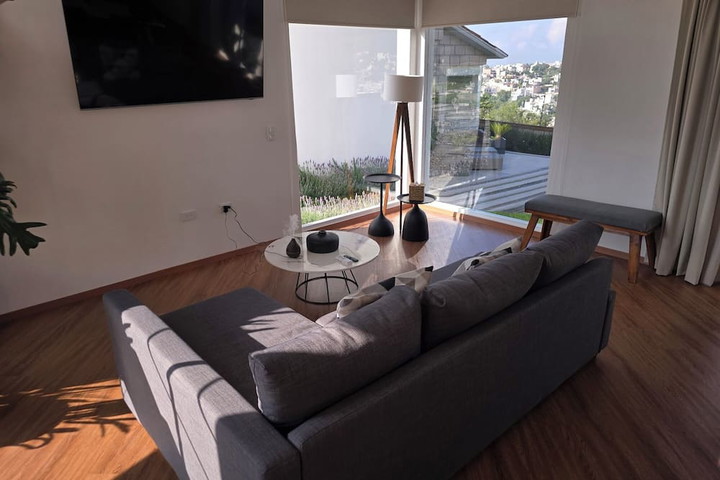 Acogedora, Lujosa Y Moderna Casa Familiar Con Vista A La Pena - Bernal