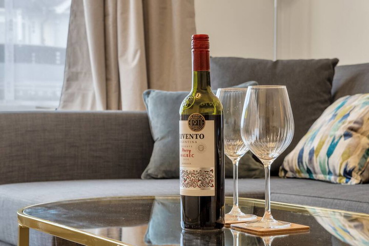 Large West London Home For Contractors & Families - Buckinghamshire