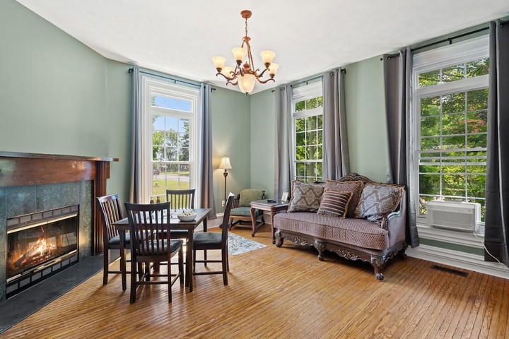 Historic Charm Meets Modern Comfort In This Pet-friendly Retreat For 10, With 3 King Bedrooms, 2 Queens, A Heated Indoor Pool, Hot Tub, And Tv & A/c In Every Bedroom. - Dundee, NY