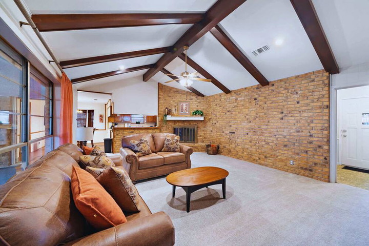 Retro Arcade Cabin, Sunroom & Views - Baytown, TX