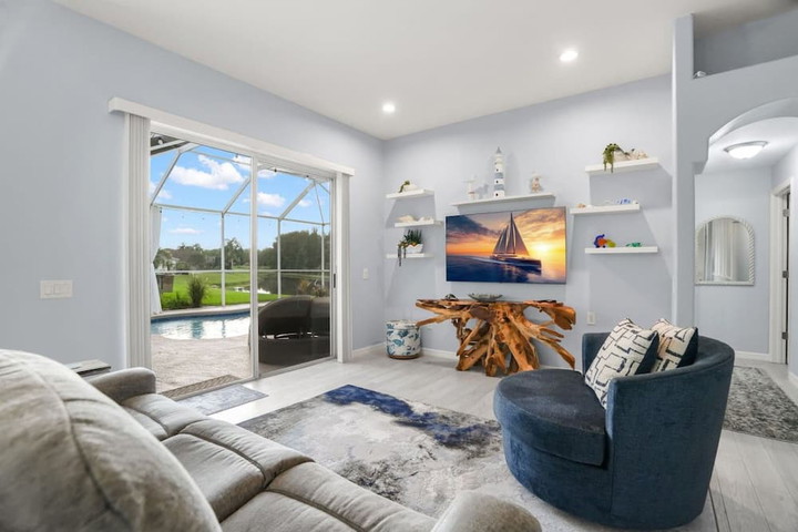 Land O Lakes Lagoon | Private Heated Pool | Lake Front | Luxurious Home - Land O' Lakes, FL