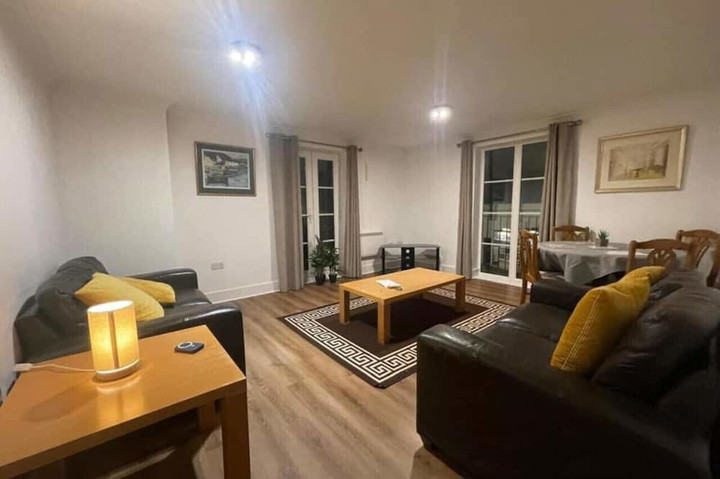 Central Location*long Stays Discounts*free Parking - Swindon