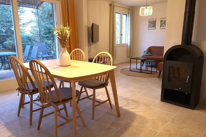 Au Centre Du Village, Maison Avec Beau Jardin Arboré , Piscine Chauffée - Apt