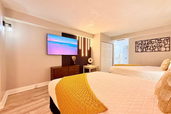 Stylish & Comfy Sunrise & Ocean View  65" Smart Tv  W/ocean Front Balcony - Daytona Beach, FL