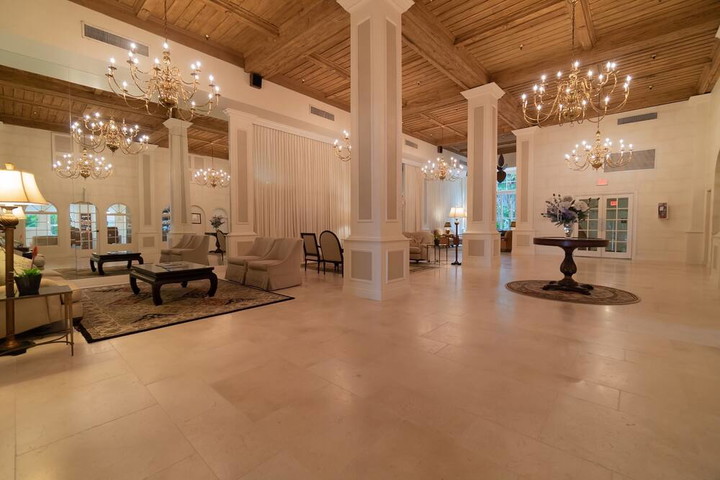 Sunshine & Remodeled Serenity: King Studio W/ Heated Pool View And 70 Inch Tv! - West Palm Beach, FL
