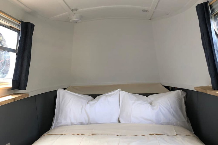 Cozy Narrowboat On Regents Canal - London, UK
