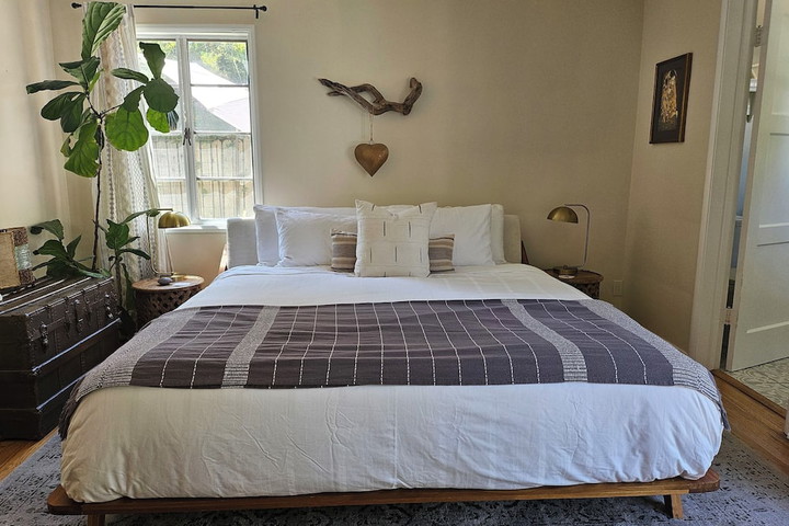 Woodland Hills Cottage On Beautiful 1/4 Acre Property - Los Angeles