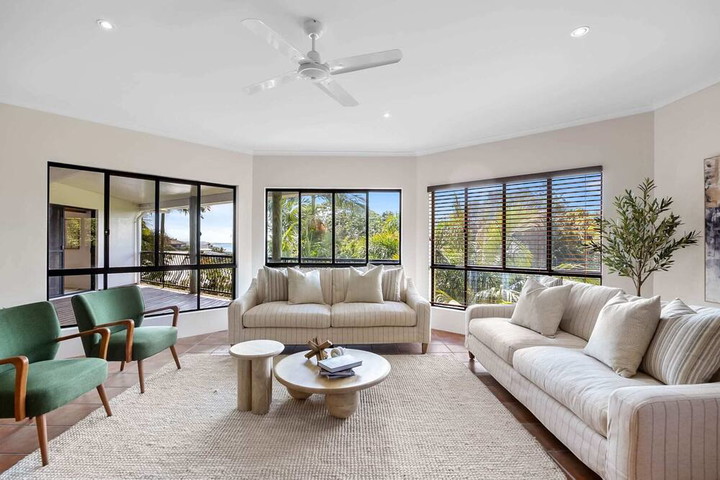 Beachside 4-bed Retreat With Study Nook & Views - Coolum Beach