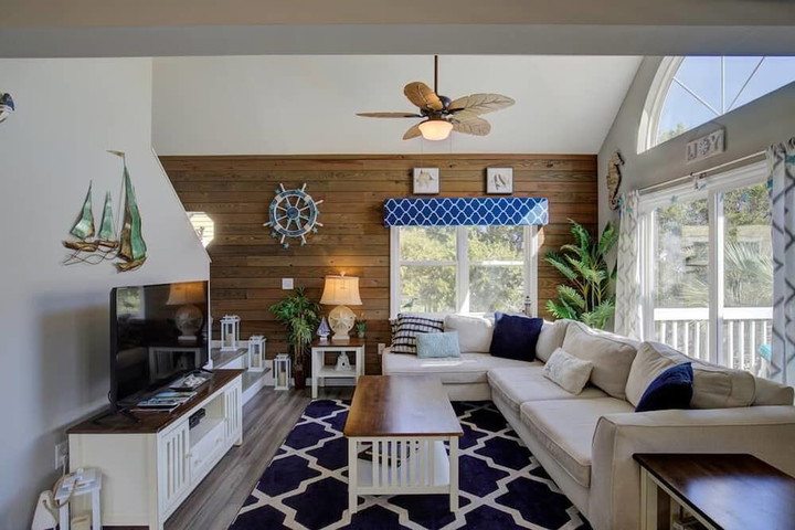 "Always Sunny" Beautifully Remodeled Home, Quick Walk To Beach - Hampstead, NC