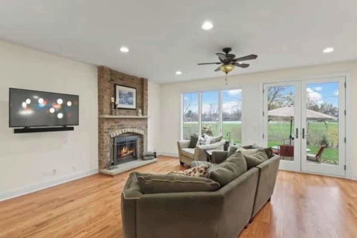 Spacious 5-bedroom Chicago Suburban Vacation Home! - Schaumburg, IL