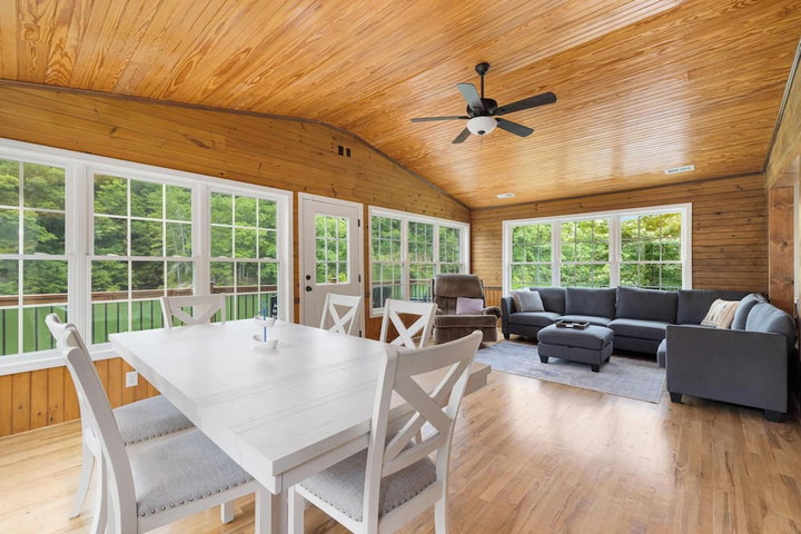 Boone Lake House With Hot Tub, Wrap Deck & Fire Pit Sleeps 8 - Johnson City, TN