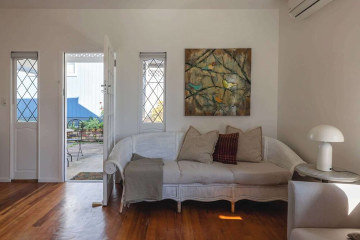 Shelly Beach Cottage  Sunny Coastal Stay - Waiheke Island