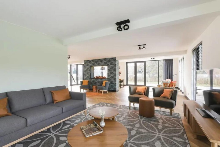 Luxury 12-person Villa With Canal View, 6 Bedrooms, 3 Bathrooms, Fenced Garden And Designer Kitchen At Holiday Park T Hooge Holt. - Slagharen