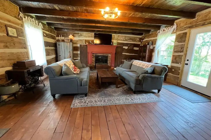 1800s Historical Log Cabin Near I-75 Interstate - Lexington, KY