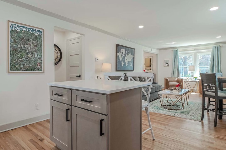 Renovated Farmhouse New Listing - Belton, MO