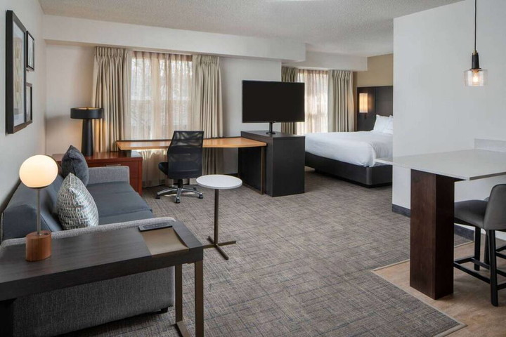 Pleasant Stay, Convenient Location! Pet-friendly, Free Breakfast, Parking! - Fairfax, VA