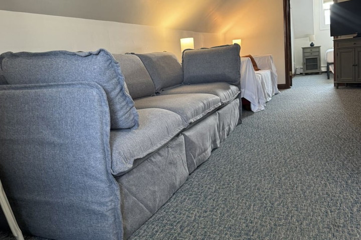 Private 1br Top-floor Retreat  Free Parking  Boston, Logan & Beaches - Everett, MA