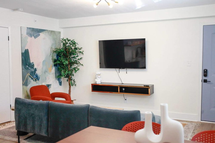 Sojourn's Harborage Jellyfish Suite Near Beach - Virginia Beach, VA