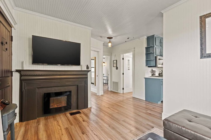 Escape To Your Private Castle! This 2br Cottage Comfortably Fits 4, Featuring A Private Pool, Fenced Yard, And Modern-rustic Charm. Perfect For Families Or Couples, It's Dog-friendly And Just 2 Miles From Downtown And 10 Miles From Pensacola Beach. - Pensacola, FL
