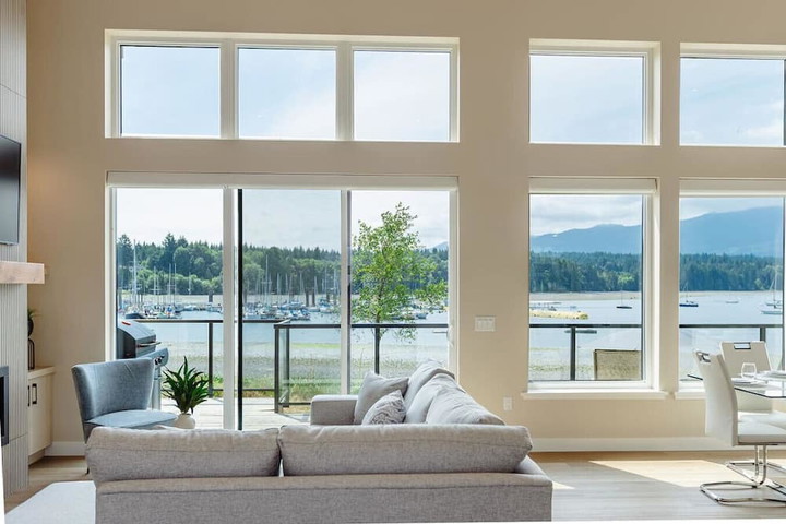 Executive Beach House - Oceanfront And Waves - Hornby Island