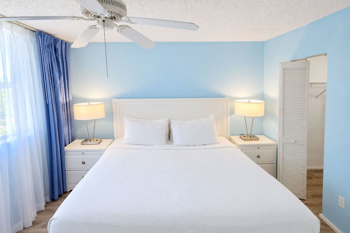 Sunrise Suites Condo With Balcony - Shared Pool, Hot Tub, Tennis, Free Parking - Key West, FL