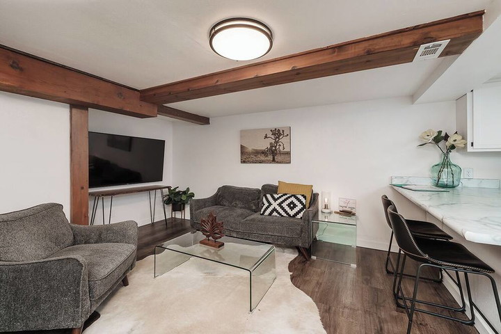 Quiet Yard & Trees, Fully Stocked Kitchen, Games, Comfort, Back Patio - 比靈斯