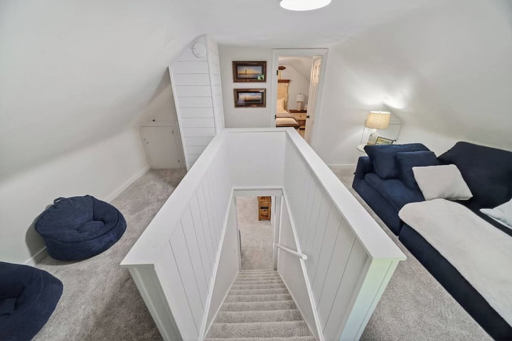 North Pier Hideaway - Hot Tub | Fire Pit | String Lights | Sleeps 6 - Erie, PA