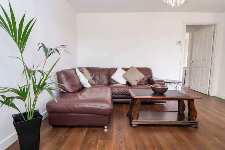 Corbetts Close, Pet Friendly, With A Garden In Crewe - Nantwich