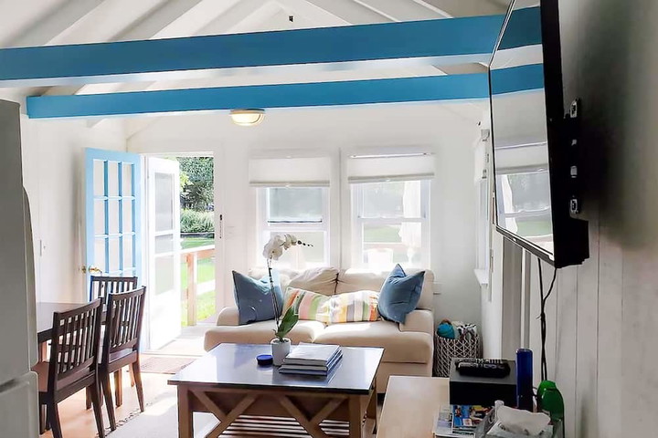 2 Bedroom Hamptons Waterfront Cottage With Heated Gunite Pool - Suffolk County, NY