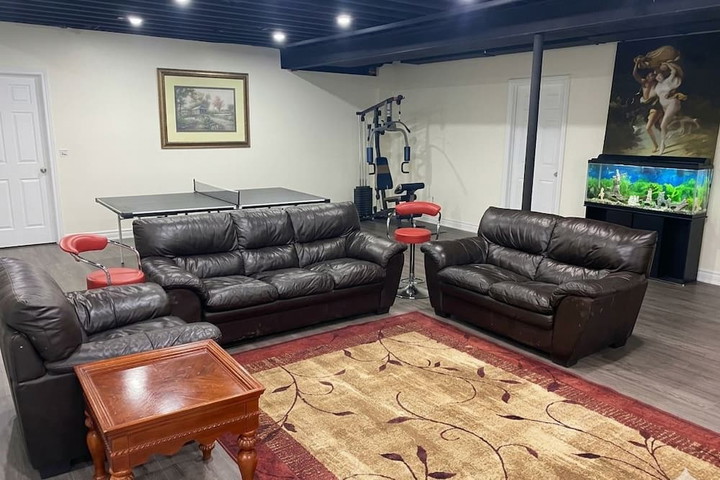 Spacious 2 Bedroom Guest Suite 9 Feet Ceiling, 85 Inch Tv, Ping Pong Kitchen Gym - Burlington