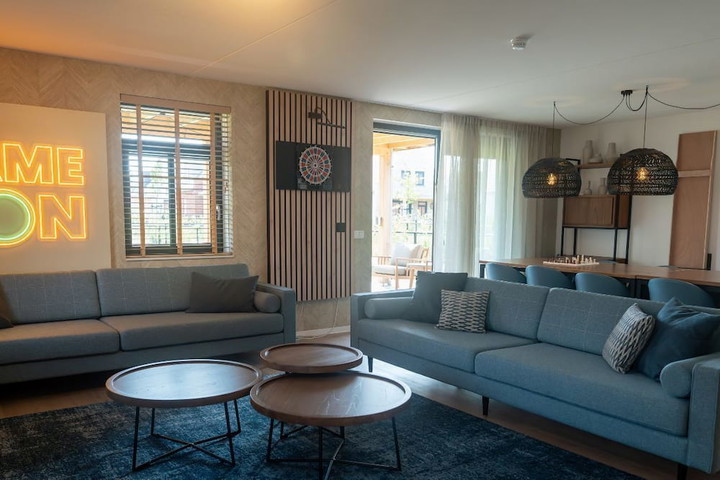 Premium Game 12p - Six Bedroom Villa, Sleeps 12 - Roermond