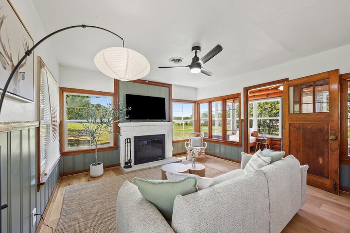 Cedar Nest- Lakefront Cabin Retreat With A Jacuzzi In Texoma Shores Resort - Lake Texoma