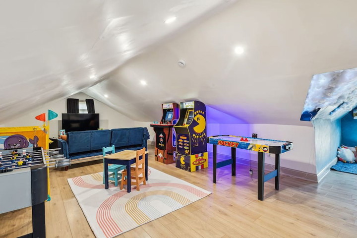 Spacious Home Chef's Kitchen, Bbq Grill, 5 Min Cle Clinic, Hot Tub, Ada, King - Cleveland, OH