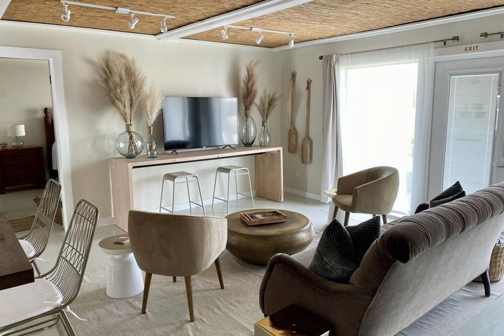 A Rental That Lets You Live Like A Local - Only Better. - 더네딘