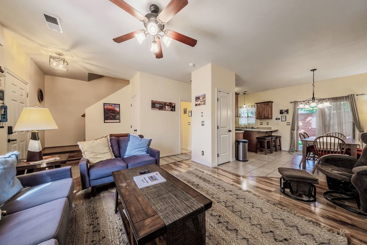 Well Appointed Condo Close To Trails With Pool And Hot Tub. Enjoy The Views - Kanab, UT