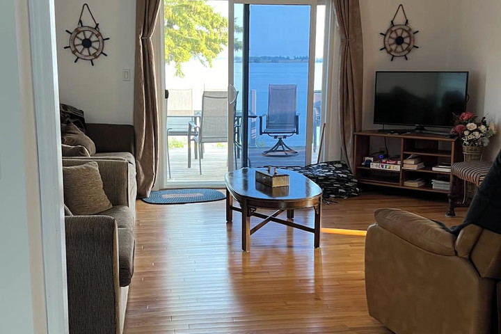 Four Season Waterfront Cottage - Private Escape | 3br, 2ba | Howe Island - Kingston